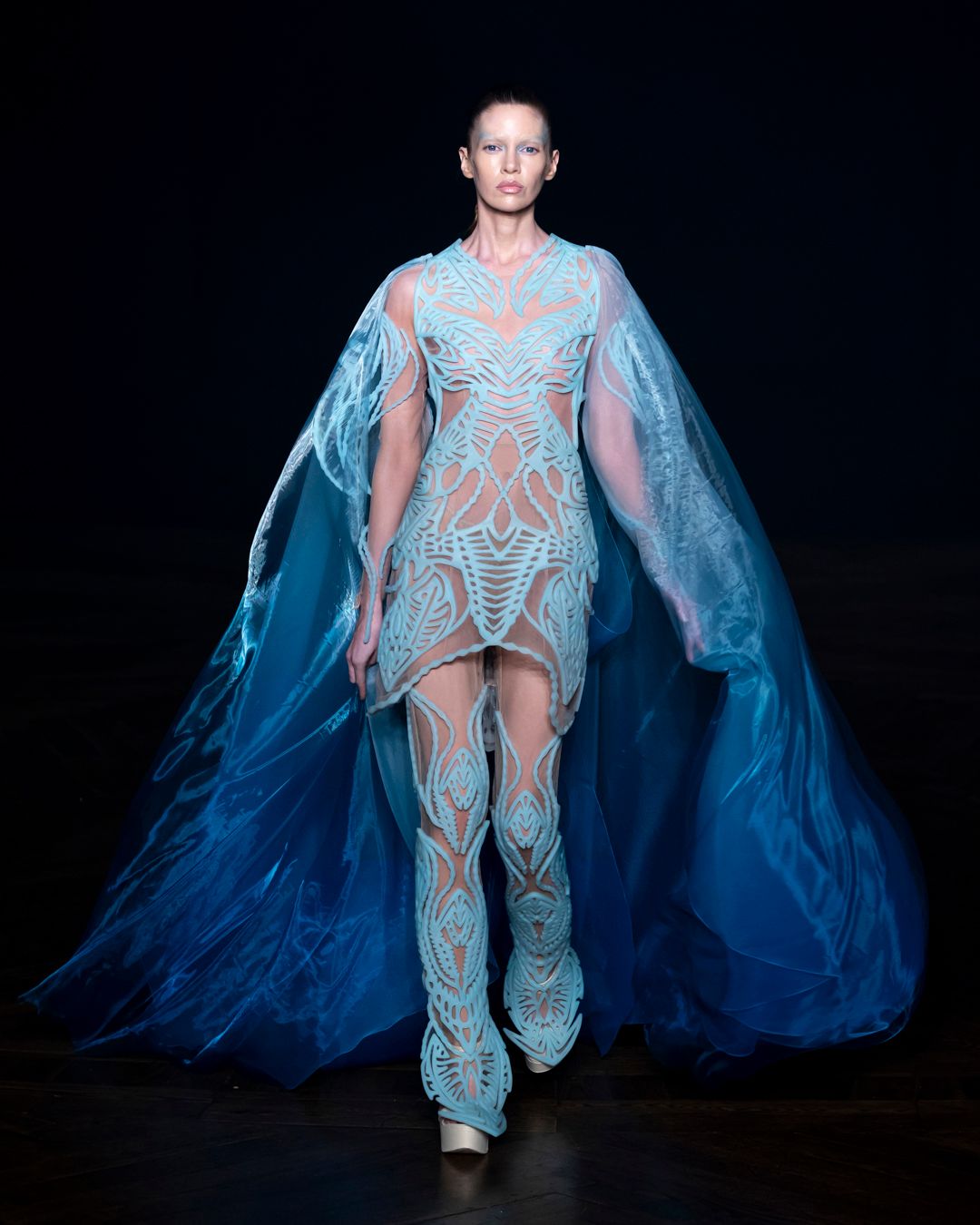 Moda y biología: la alta costura de Iris Van Herpen se cultiva en ...