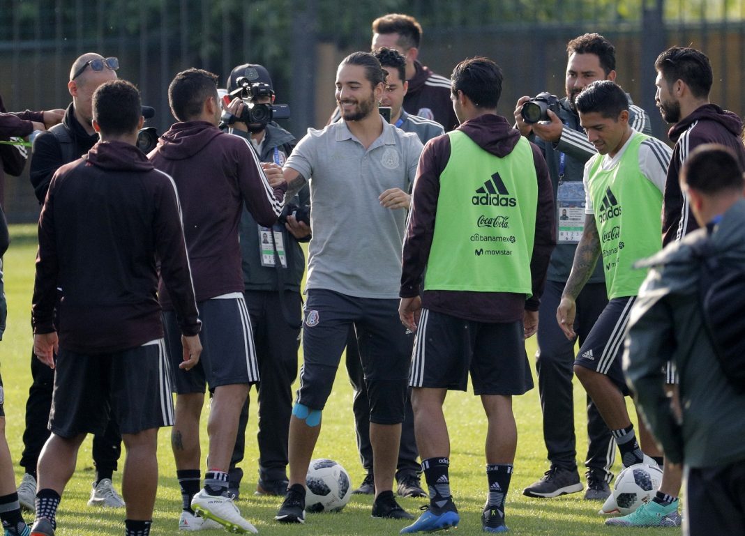 El "Tri" se entrenó por primera vez en Moscú con Maluma como espectador
