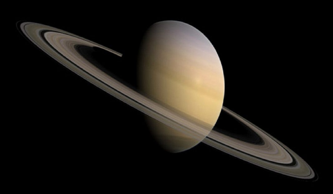 Aparente agua en luna de Saturno es gas en forma líquida, según estudio