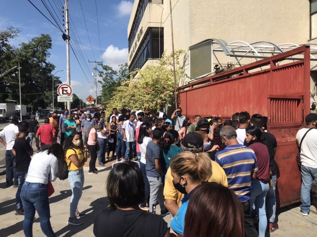 “Es una falta de respeto”: Ciudadanos reclaman en oficinas del Saime