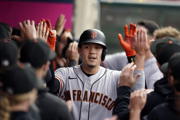 Venezolano Wilmer Flores gigante al sacarla dos veces