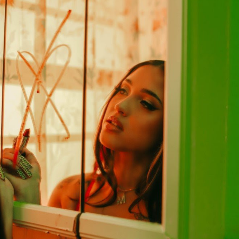 Mariah Angeliq trae su estilo hipnótico con su nuevo sencillo “La tóxica”