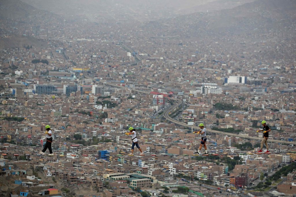 El puente colgante viral que lucha contra el estigma en las barriadas ...