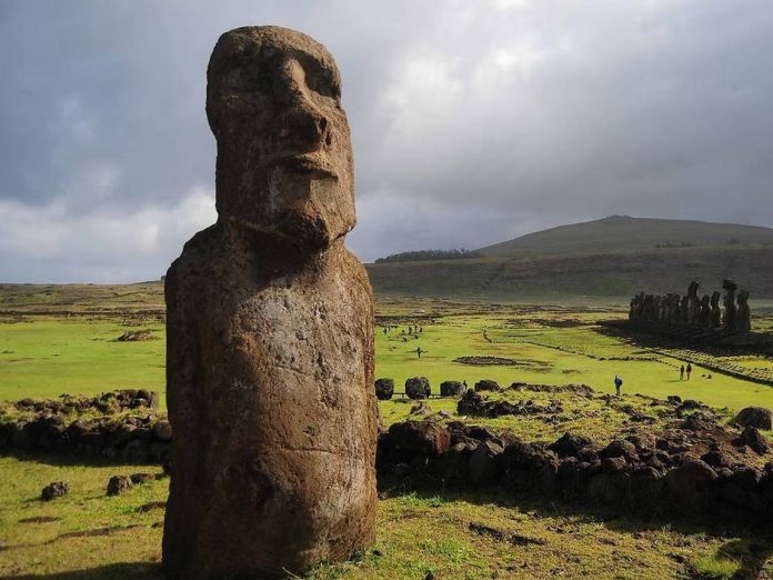 Descubren una nueva estatua moai en un lago seco de la isla chilena ...