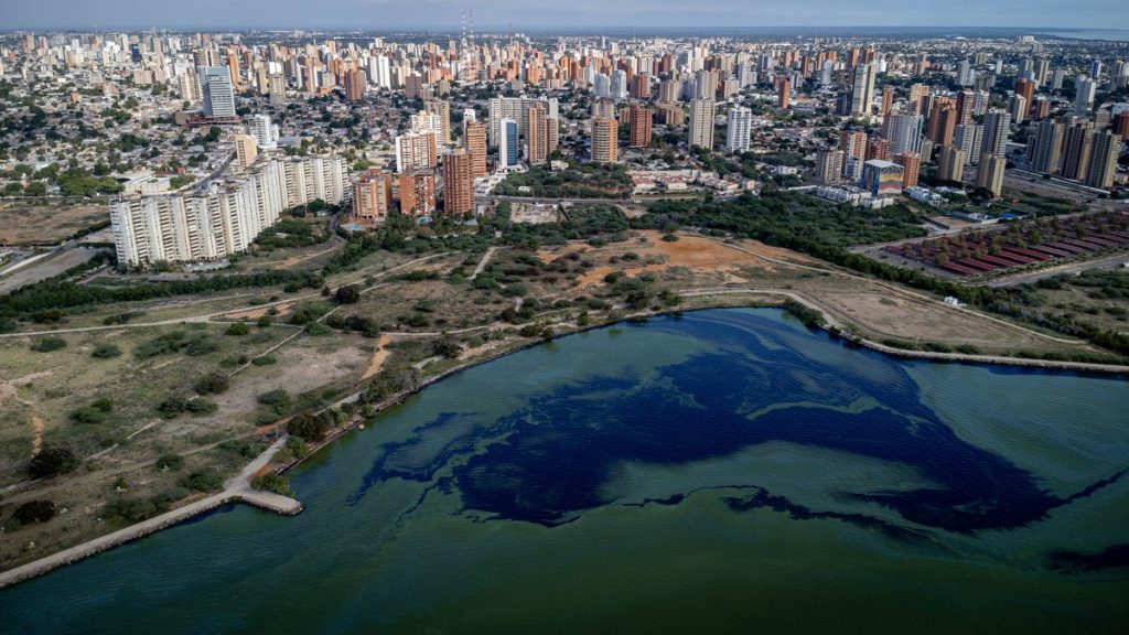 Pdvsa comienza a limpiar el lago de Maracaibo, afectado por derrames de ...