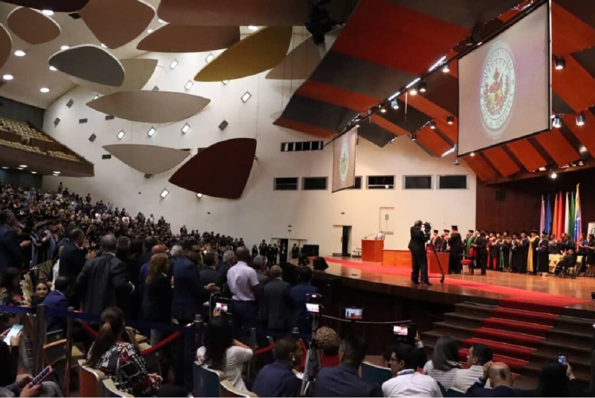 Juramentan a las nuevas autoridades de la UCV