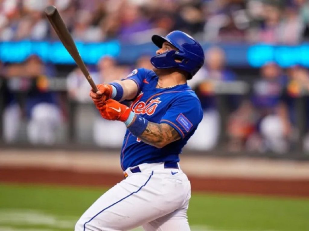 El receptor venezolano Francisco Álvarez en el equipo del mes de julio ...