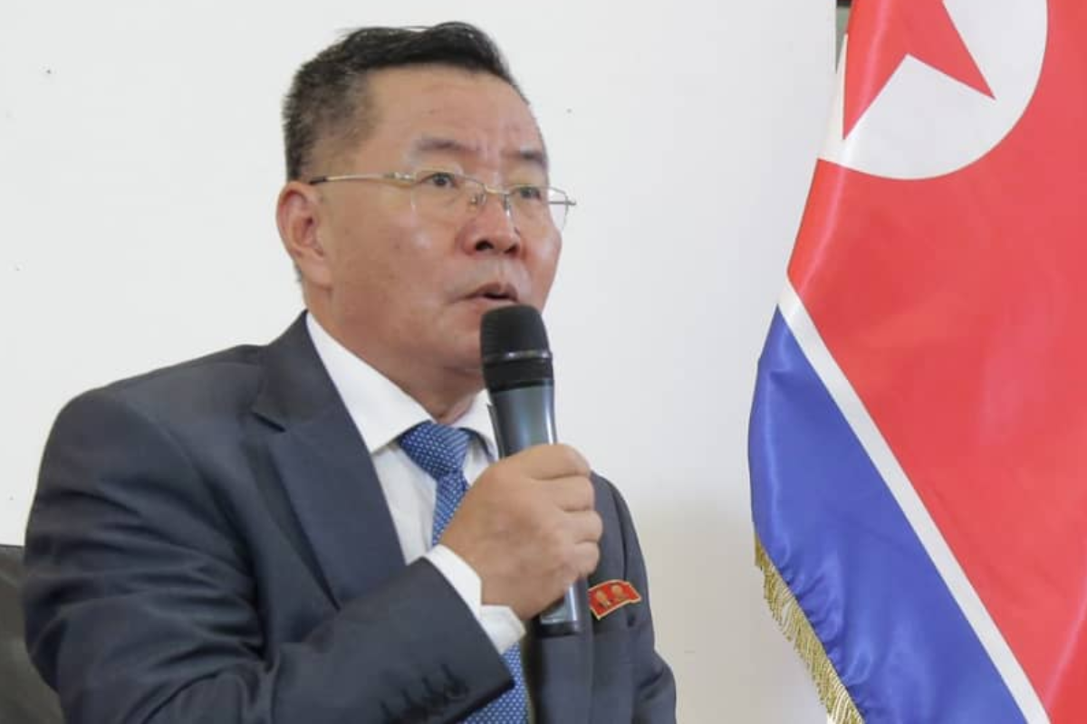 Venezuela condecora al embajador de Corea del Norte en Caracas, tras ...