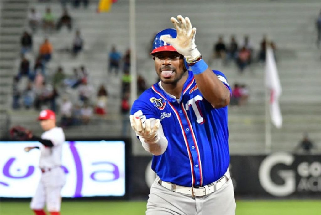 Tiburones derrotó a Cardenales y está a un juego de lograr el campeonato