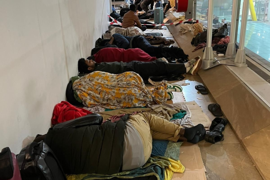 El caos en Barajas: Un espejo de la crisis migratoria