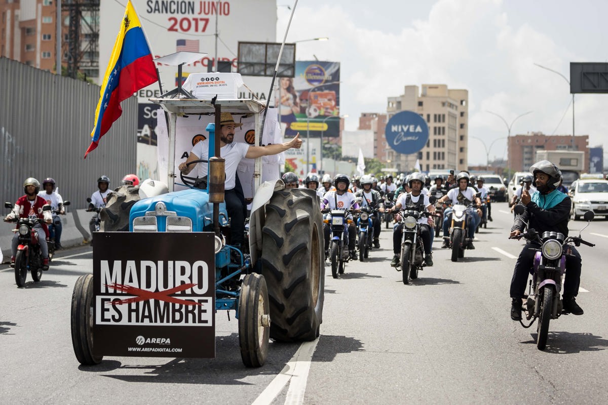 Daniel Ceballos abre campaña a bordo de un tractor en Caracas