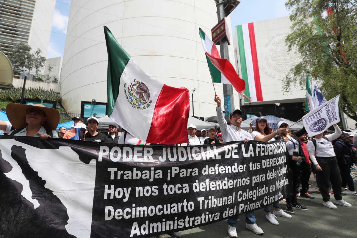 Protestas contra reforma judicial en México obligan a senadores a ...