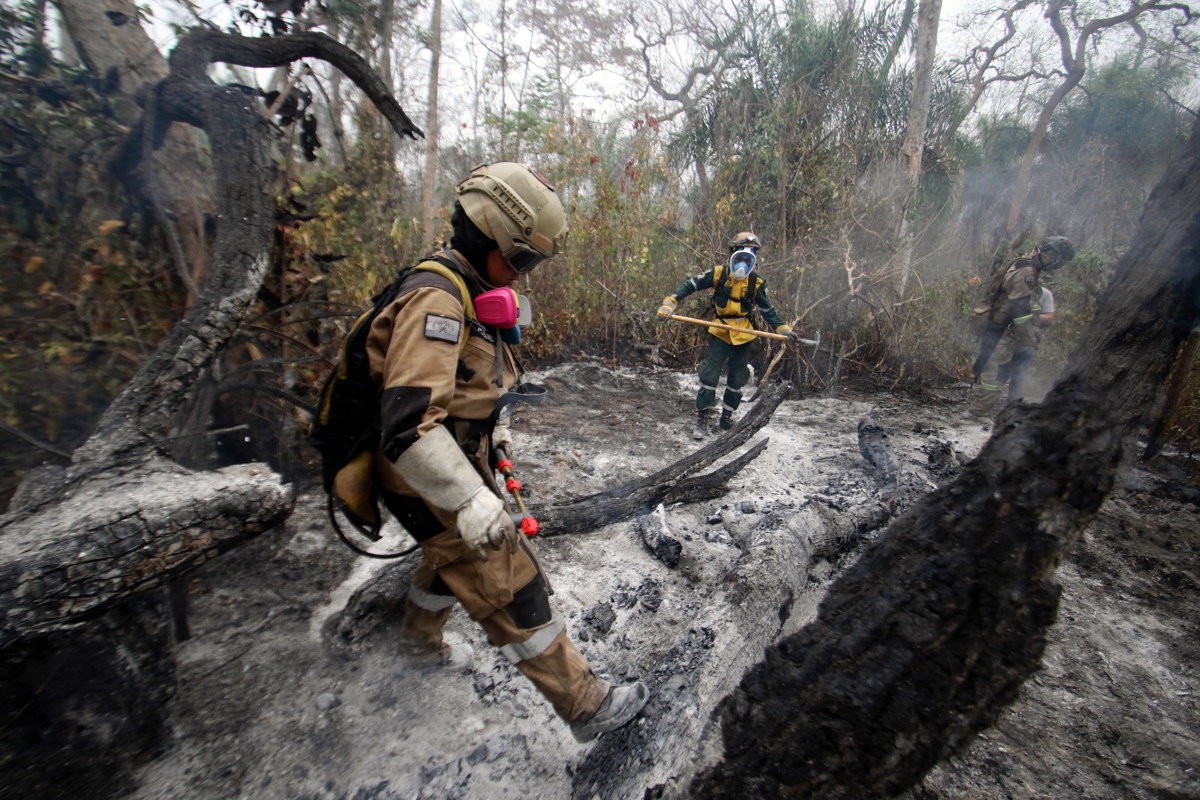 Expertos chilenos trabajan codo a codo con bomberos bolivianos para ...