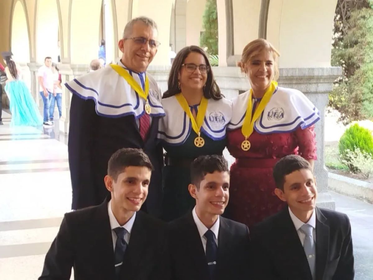 Triple historia: trillizos, médicos y Magna Cum Laude